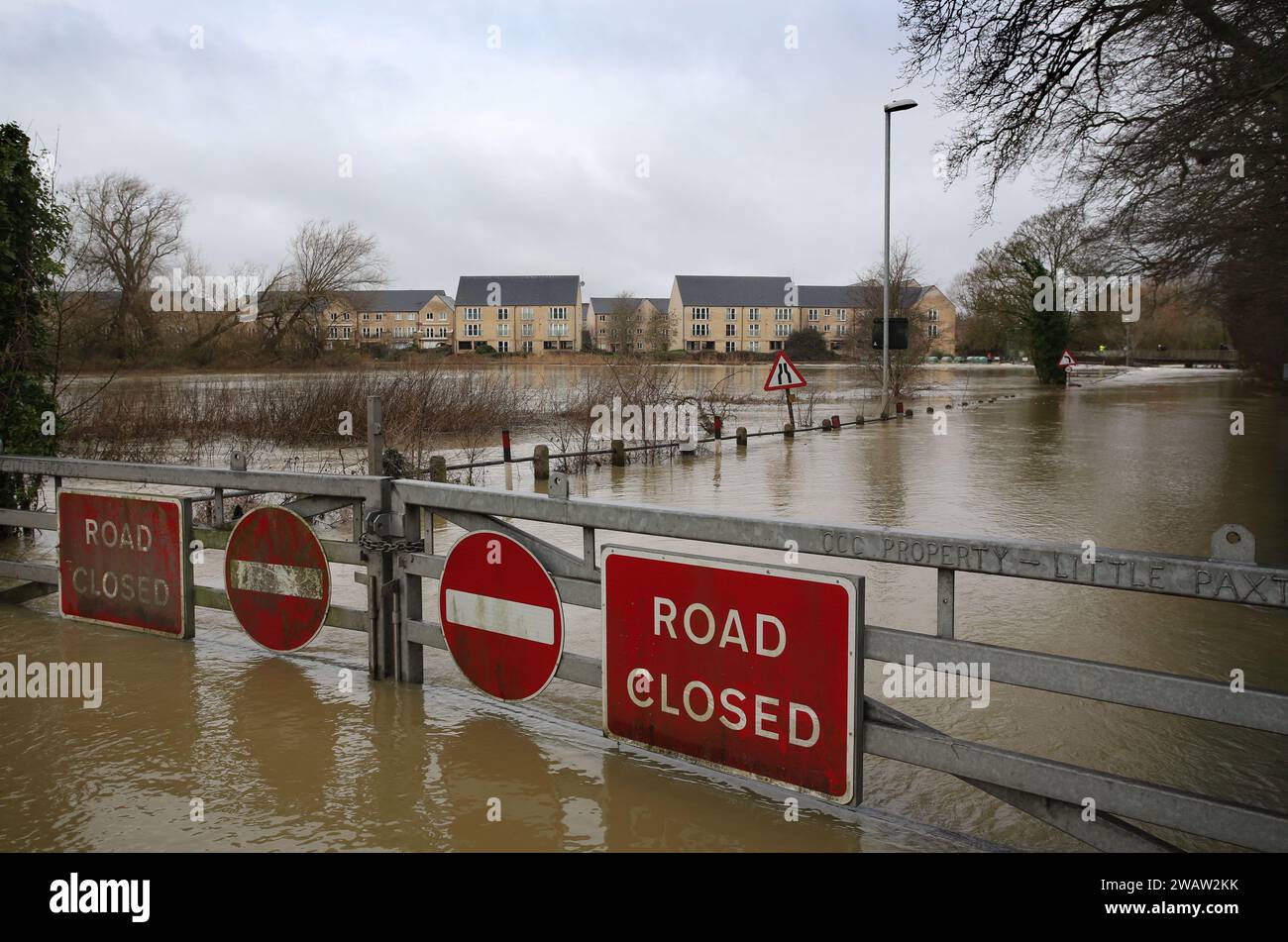 St Neots, Regno Unito. 6 gennaio 2024. I segnali stradali recanti "strada chiusa" e nessun ...