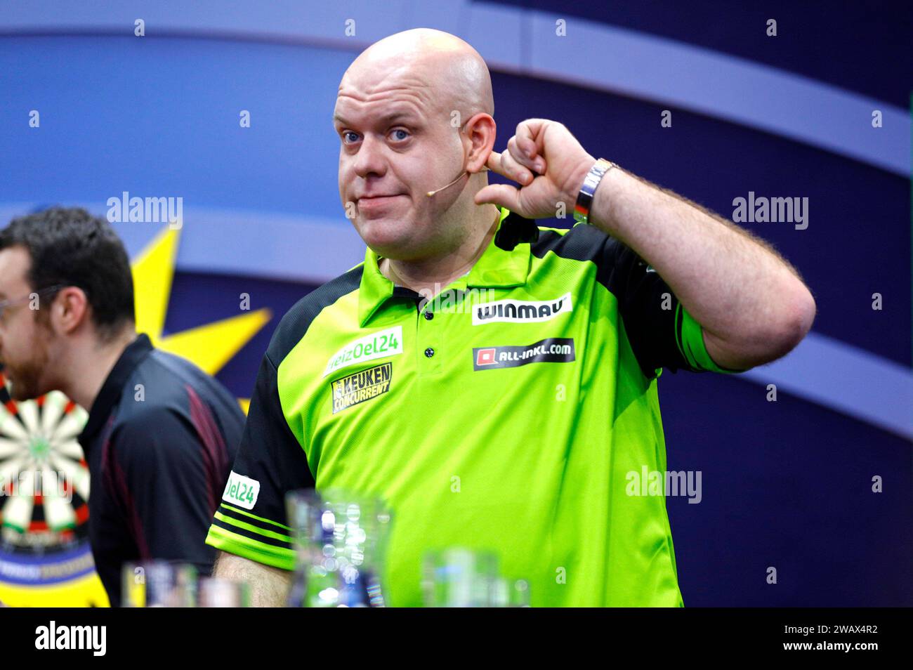Michael Mighty Mike van Gerwen bei der Promi-Darts-WM 2024 im Maritim Hotel. Düsseldorf, 06.01. ...