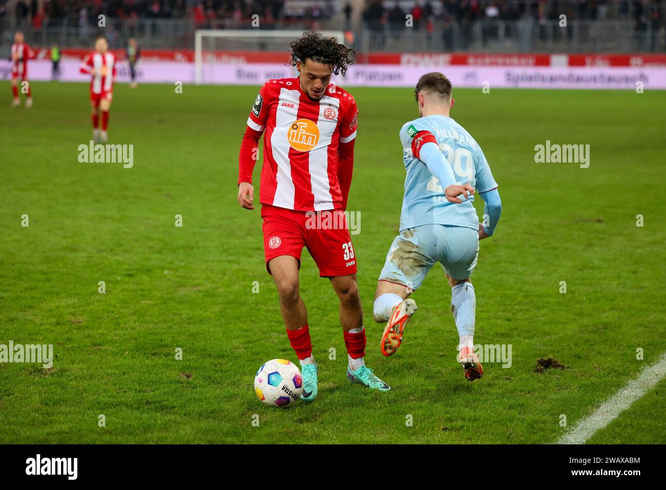 Jan Uwe Thielmann 1. FC Köln im Duell/Zweikampf mit Ahmed Etri (RWE ...
