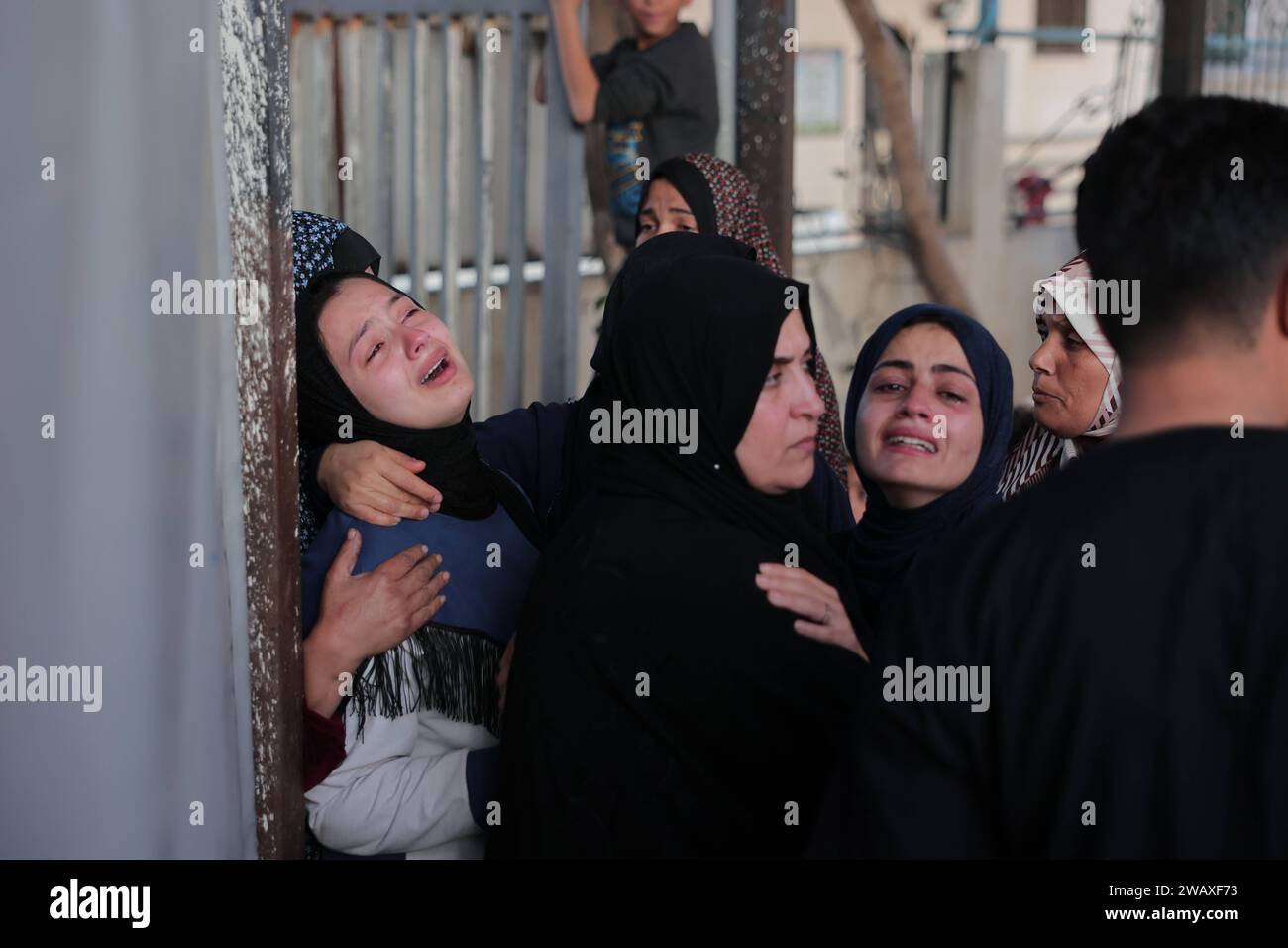 I palestinesi partecipano ai funerali di Hamza Wael Dahdouh ...