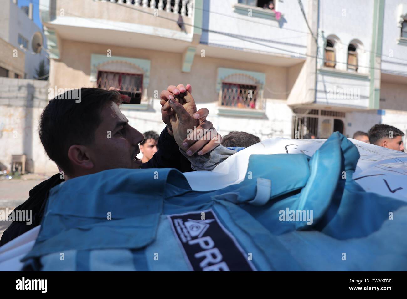 I palestinesi partecipano ai funerali di Hamza Wael Dahdouh ...