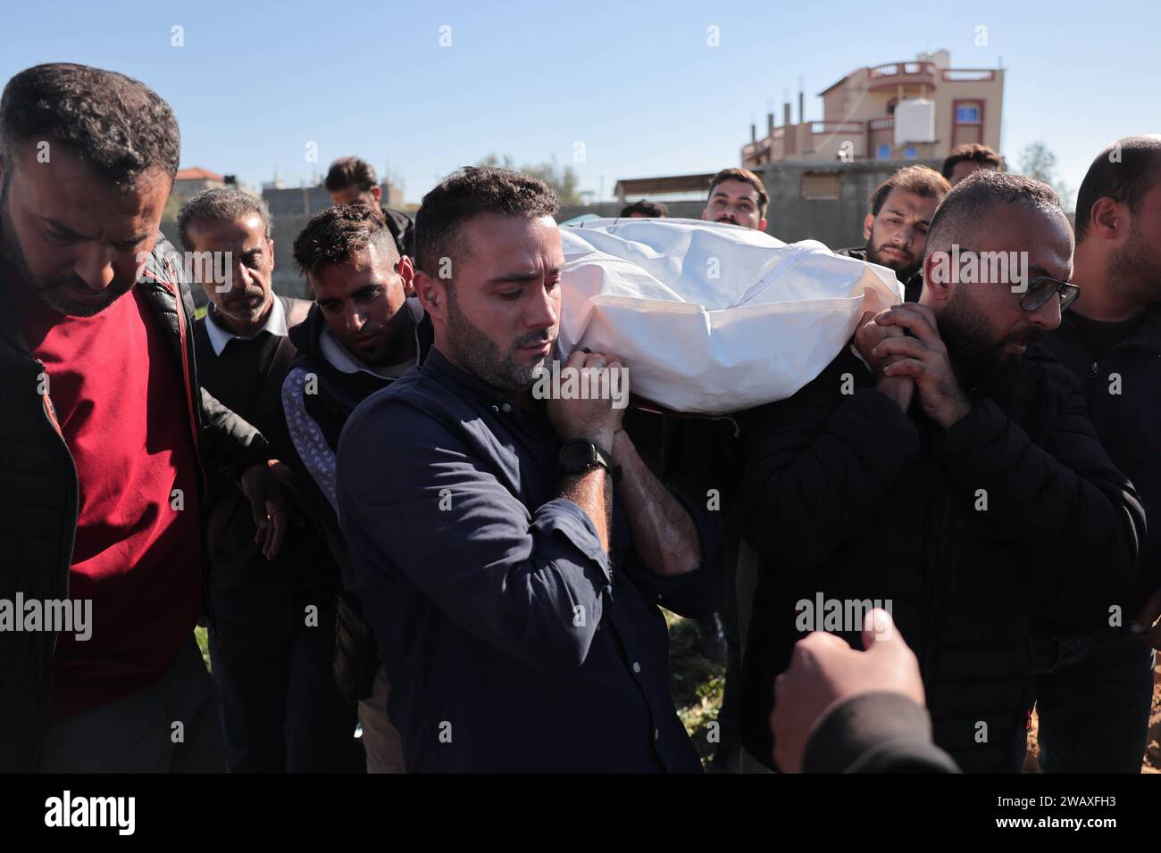 I palestinesi partecipano ai funerali di Hamza Wael Dahdouh ...