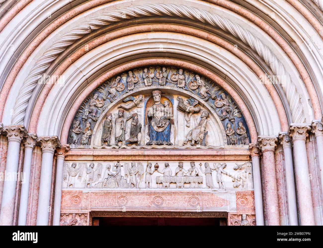 Lunetta sopra il "Portale della Vergine", bassorilievo raffigurante la ...