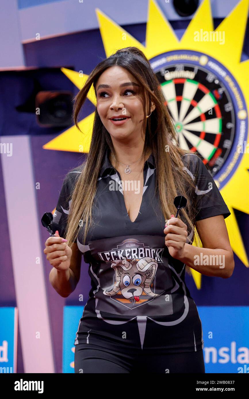 Moderatorin Verona Pooth bei der Pro7 Promi Darts WM 2024 übertragen ...