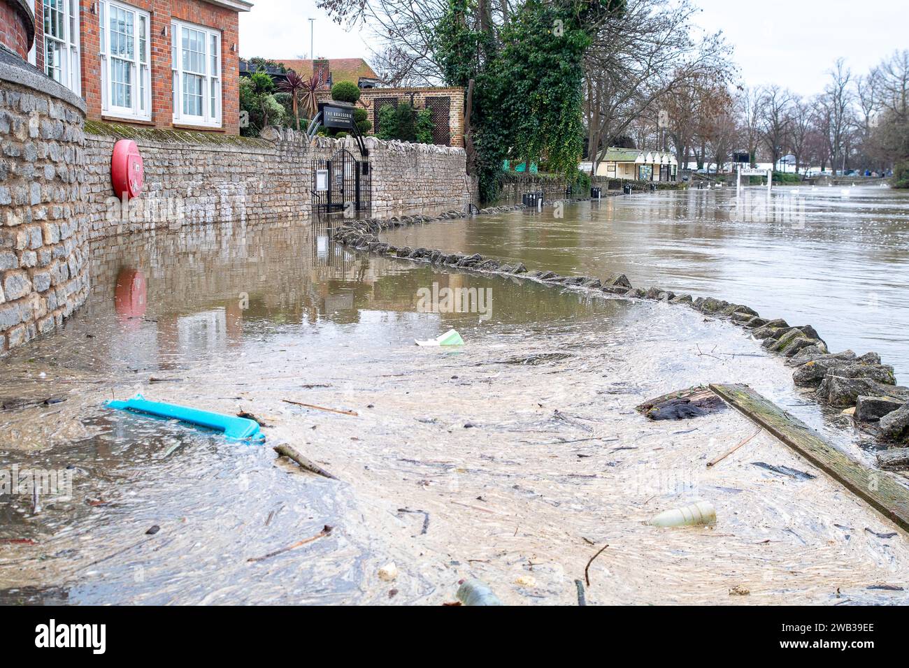 Windsor, Regno Unito. 7 gennaio 2024. Le acque reflue e l'inquinamento galleggiano su un ...