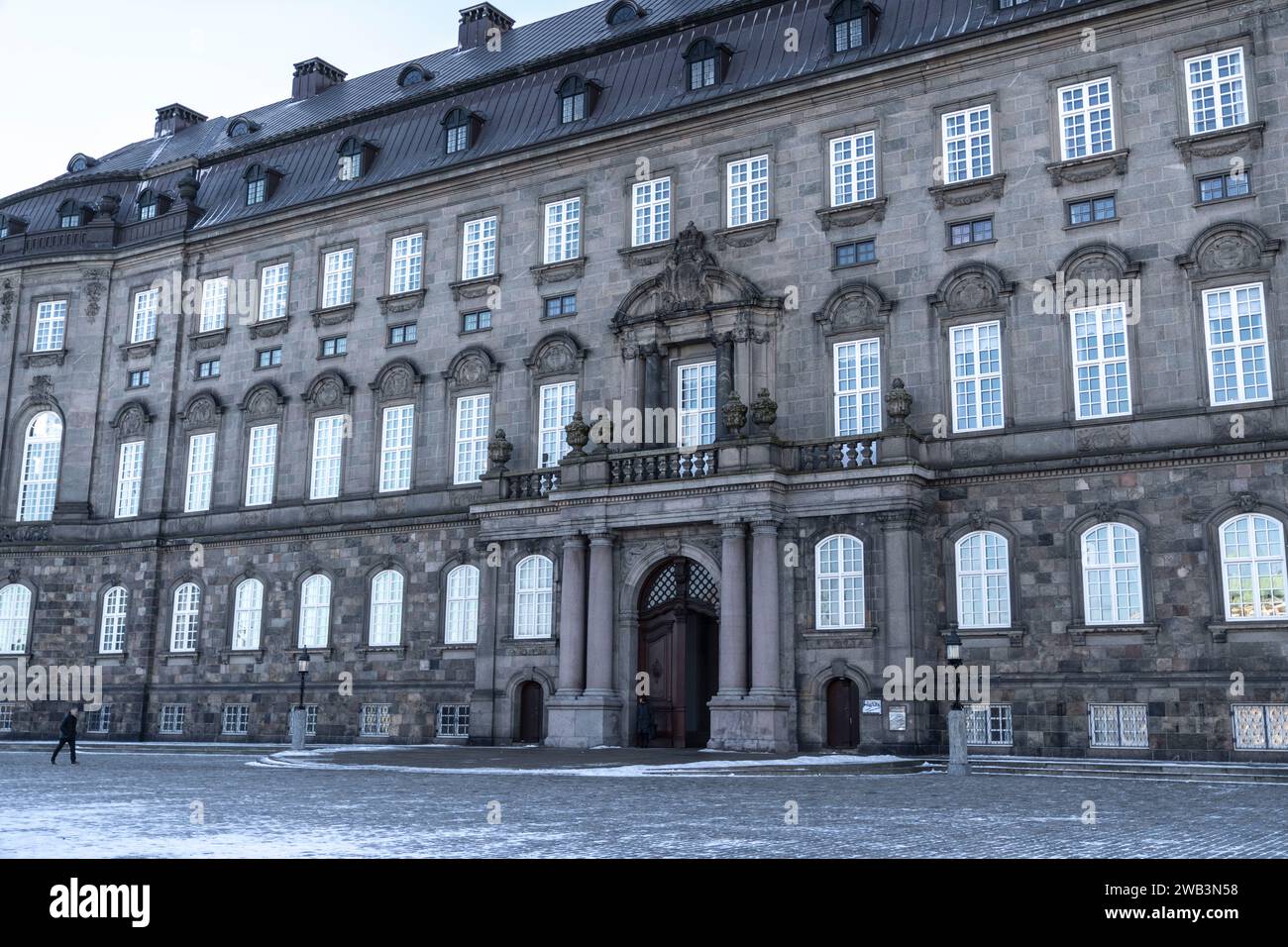 Piazza del Castello di Christiansborg a Copenaghen, lunedì 8 gennaio ...