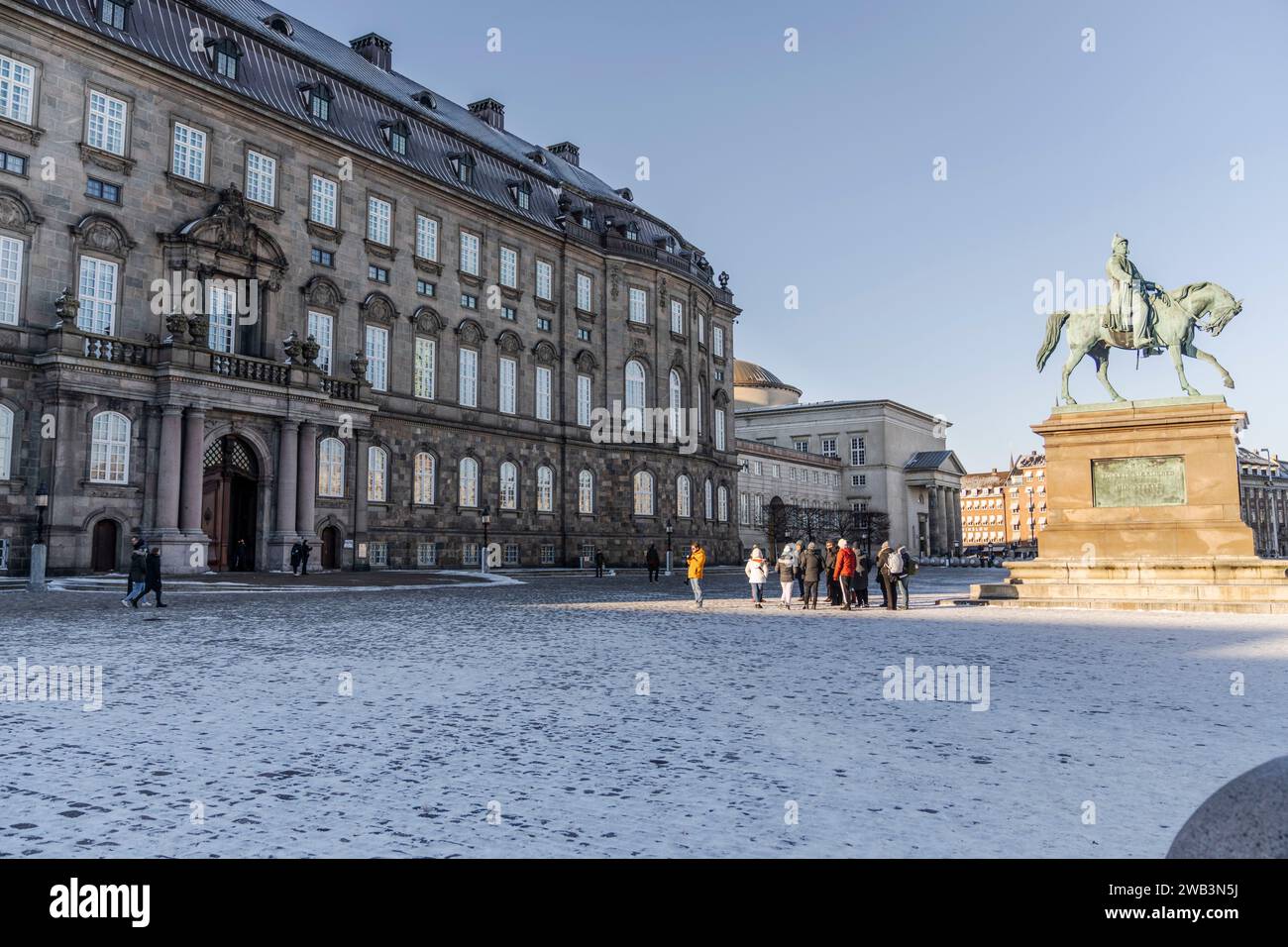 Piazza del Castello di Christiansborg a Copenaghen, lunedì 8 gennaio ...
