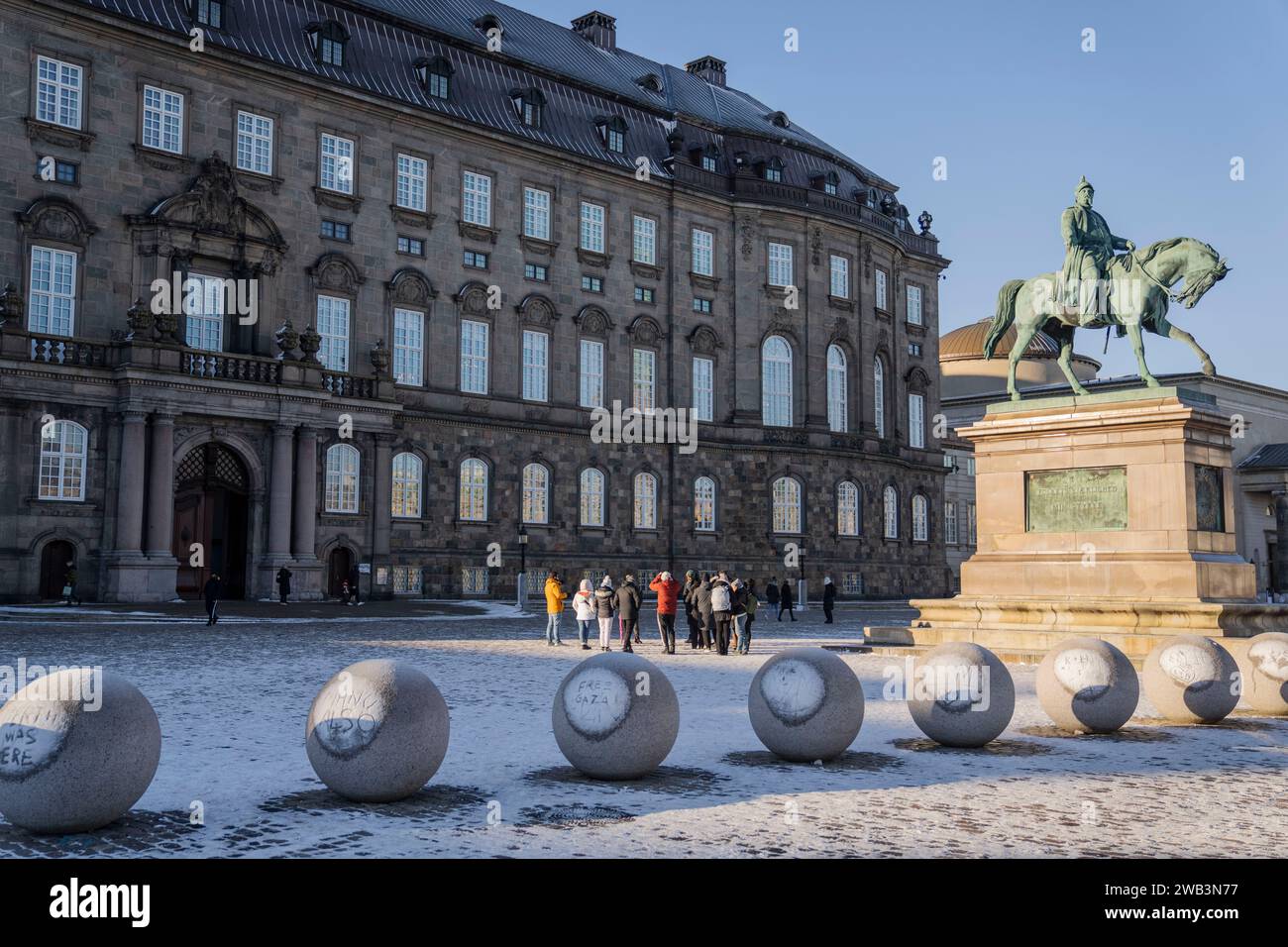Piazza del Castello di Christiansborg a Copenaghen, lunedì 8 gennaio ...