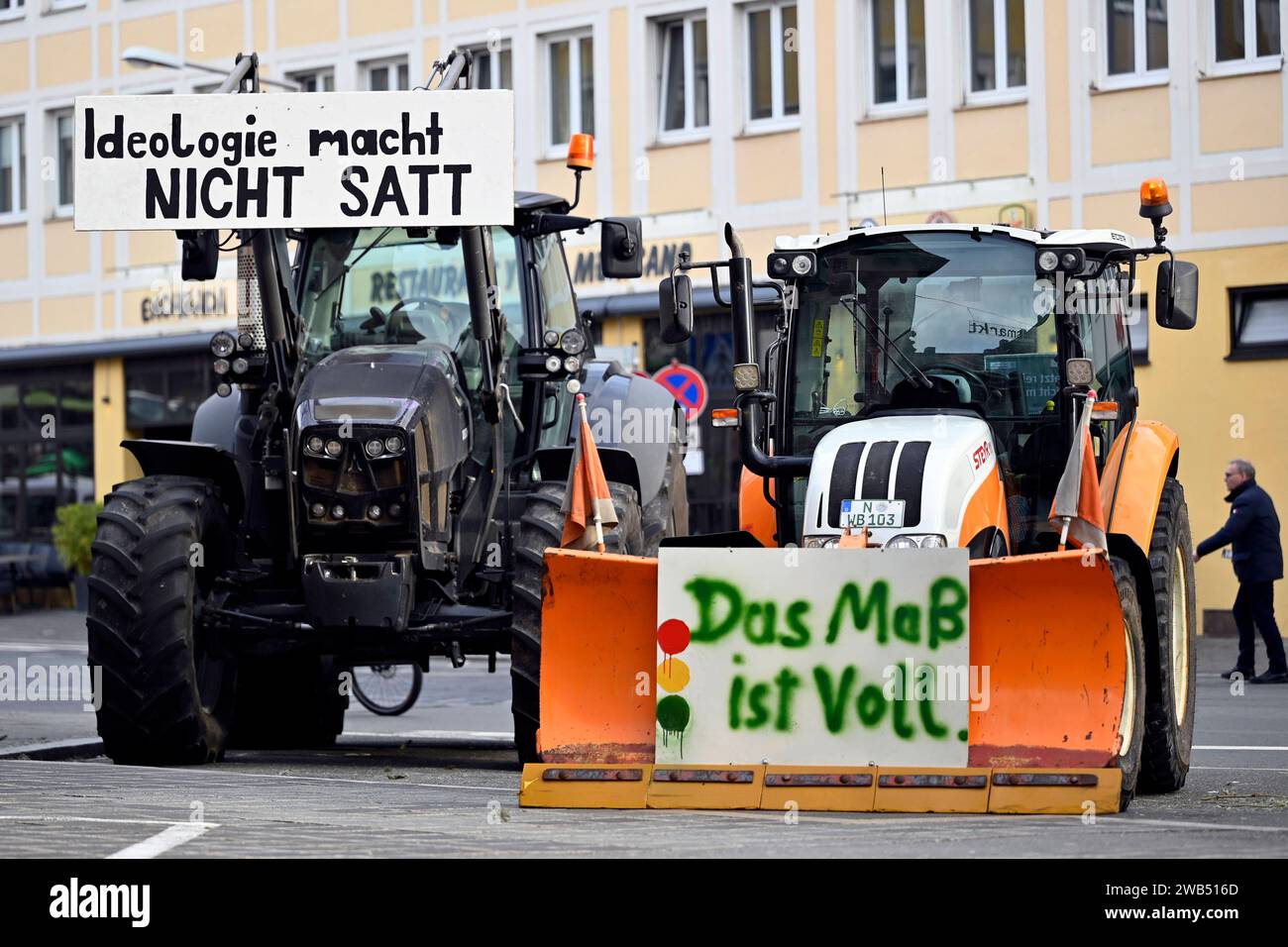 Teilnehmer der Bauernproteste fahren in Nürnberg mit ihren Traktoren im ...