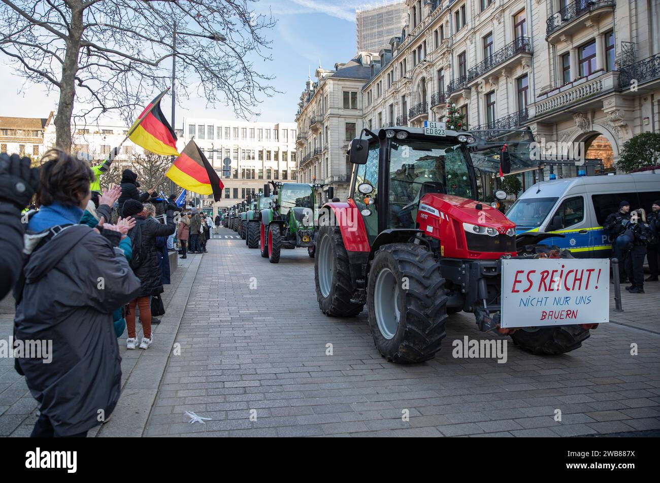 Wiesbaden, Germania. 8 gennaio 2024. La gente mostra sostegno agli ...