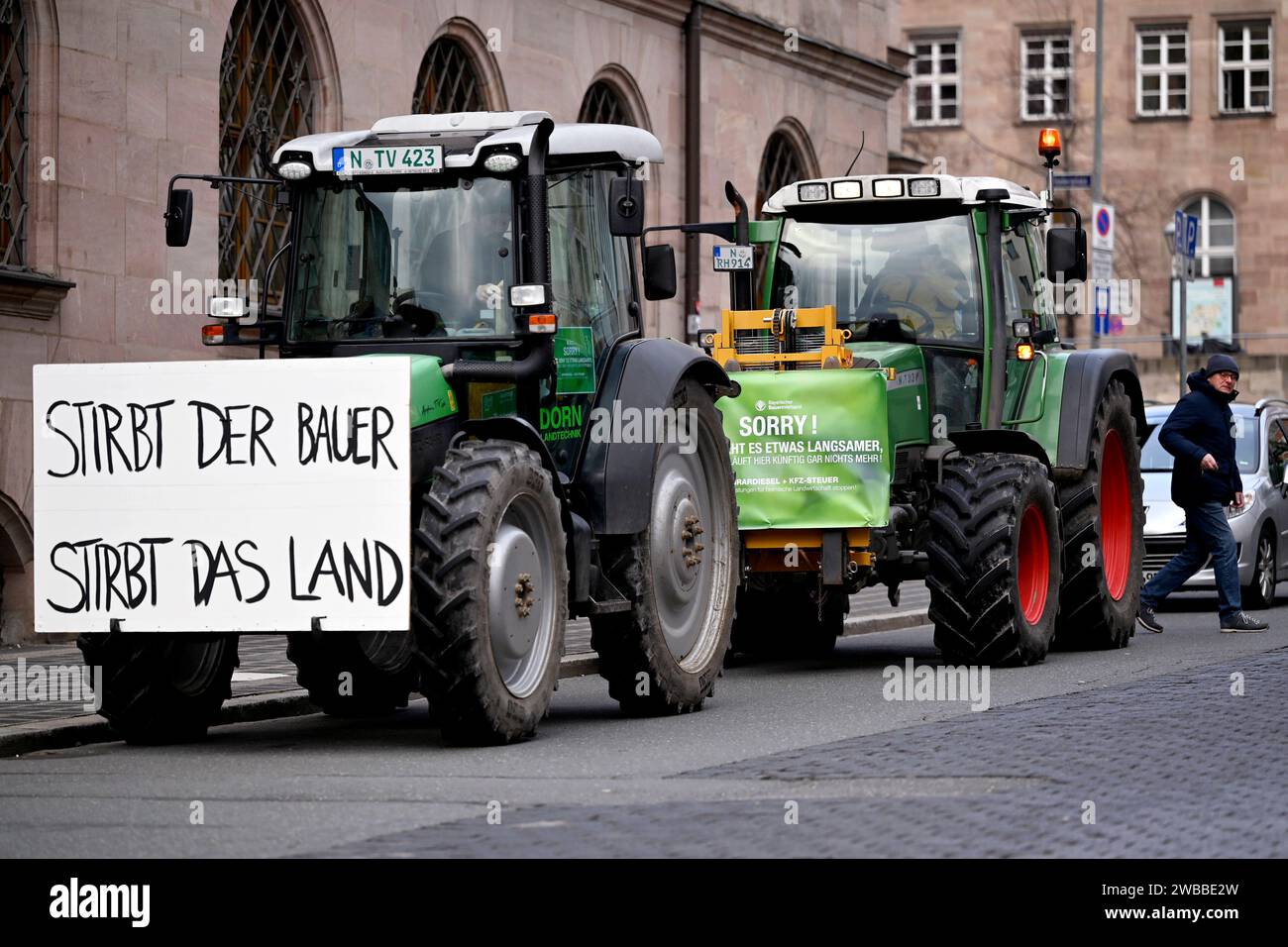 Teilnehmer der Bauernproteste fahren in Nürnberg mit ihren Traktoren im ...