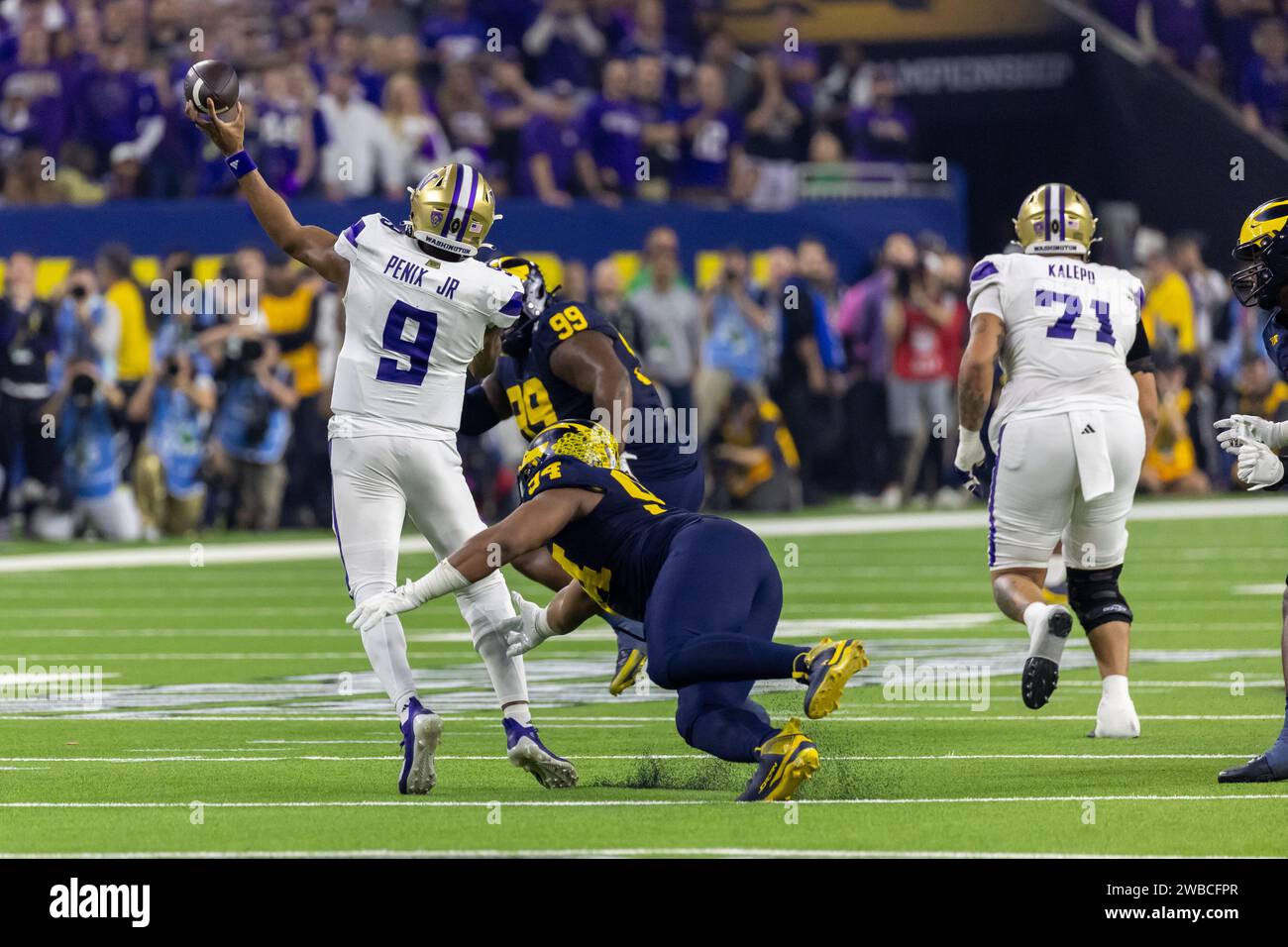 Il quarterback dei Washington Huskies Michael Penix Jr. (9) arriva il passaggio mentre il ...