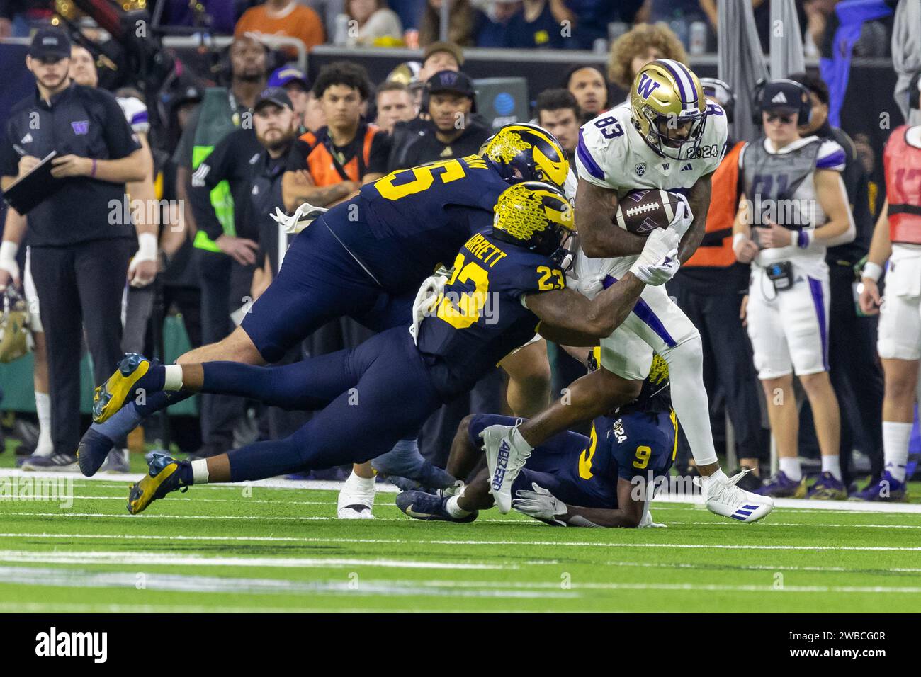 Il tight end dei Washington Huskies Devin Culp (83) viene affrontato da ...