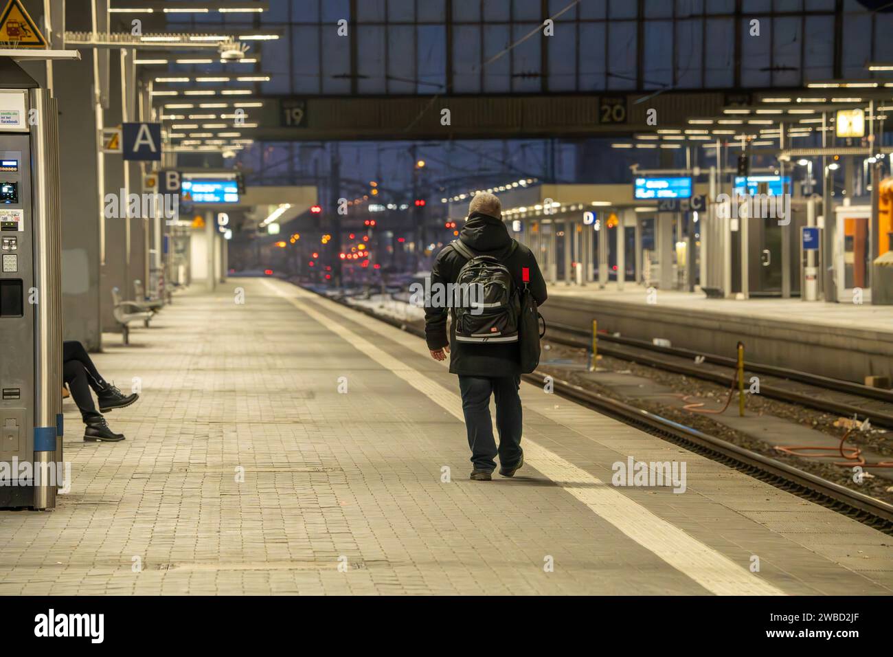 Streik der Lokführergewerkschaft GDL, leere Bahnsteige morgens im Hauptbahnhof, München, 10 ...