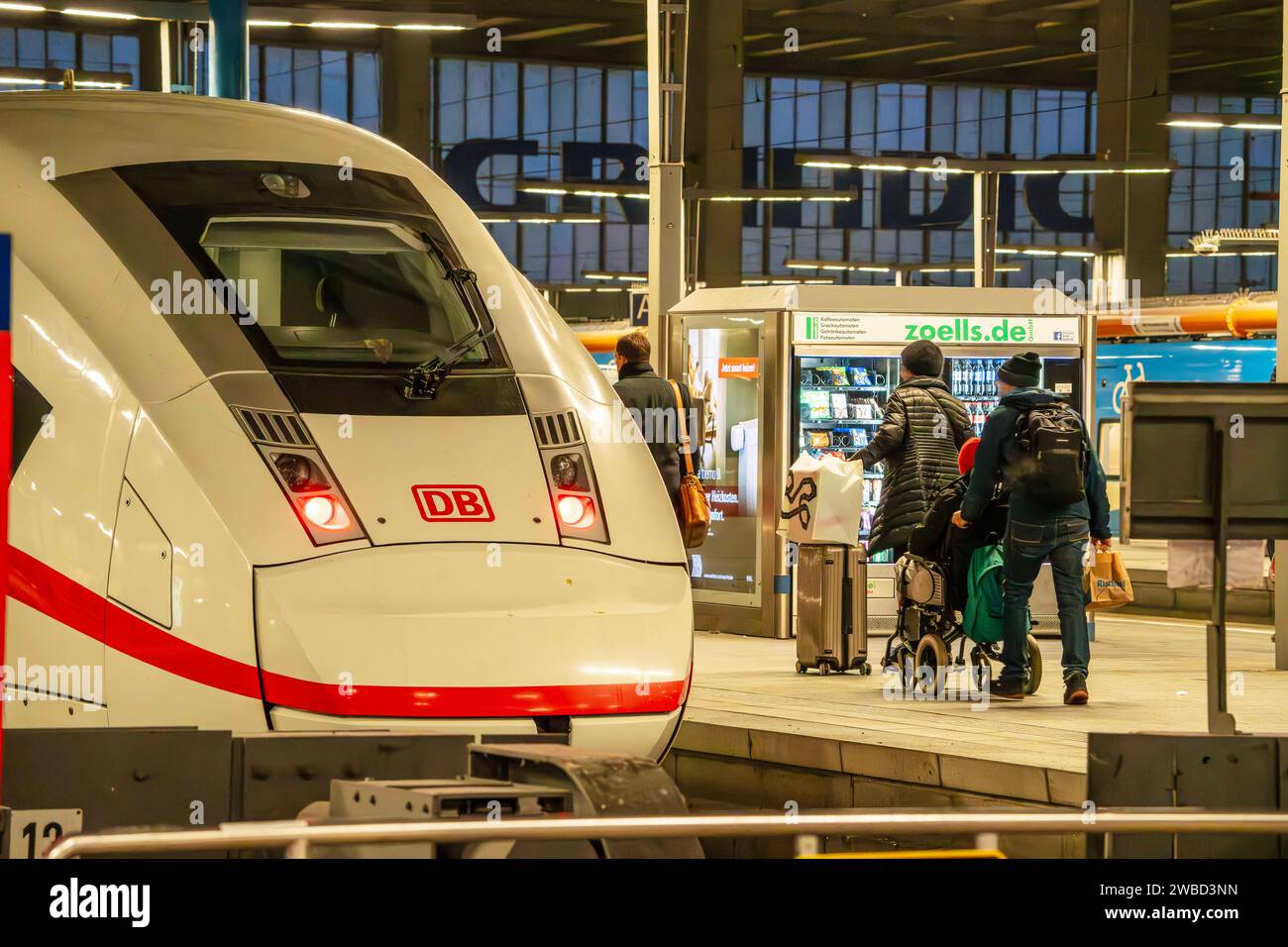 Streik der Lokführergewerkschaft GDL, einzelner ICE im Hauptbahnhof, Notfahrplan der Bahn ...