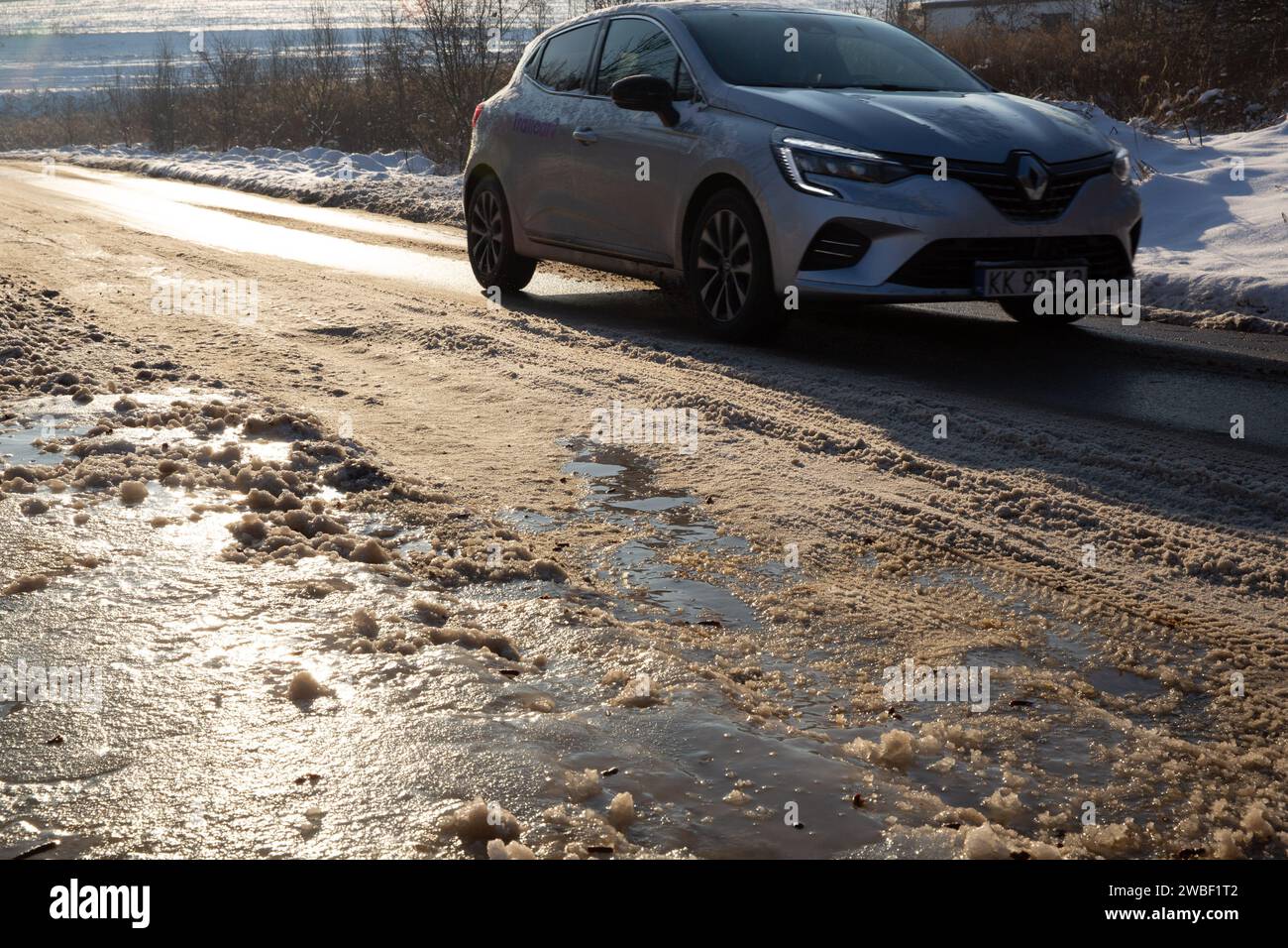 Cracovia, Polonia, 10 gennaio 2024. Un'auto guida sulla neve e sul ...