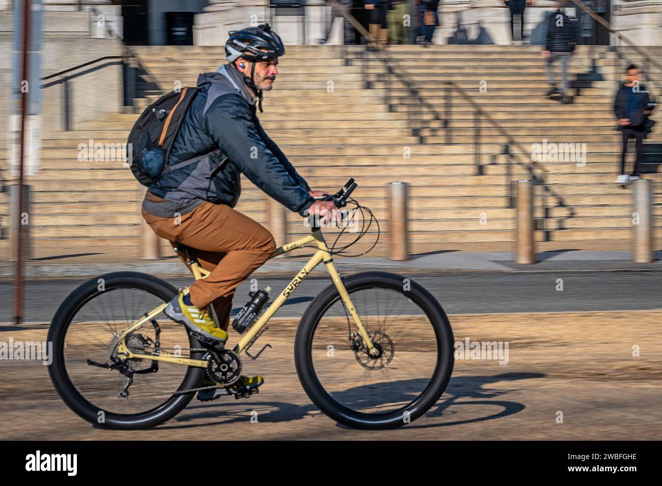 Washington, DC - 8 gennaio. 2024. Foto di un uomo in bicicletta davanti ... Washington, DC - 8 gennaio. 2024. Foto di un uomo in bicicletta davanti ...