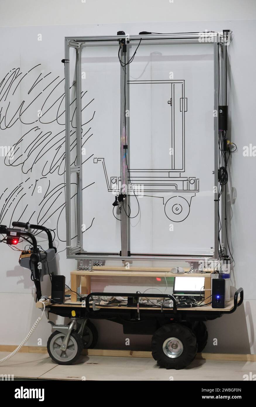 Tokyo, Giappone. 10 gennaio 2024. Un robot dipinge il suo autoritratto ...