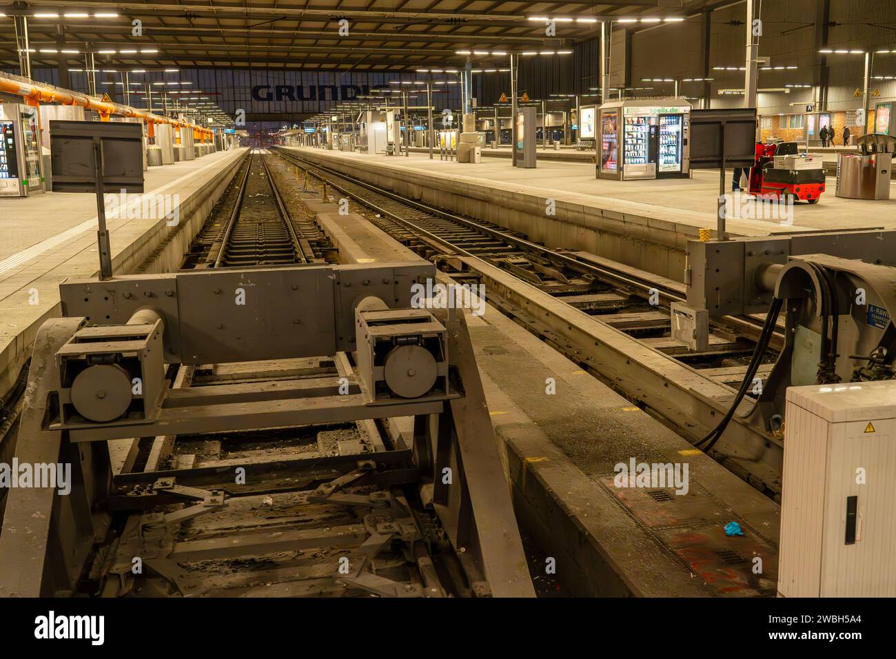 Streik der Lokführergewerkschaft GDL, leere Bahnsteige morgens im Hauptbahnhof, München, 10 ...