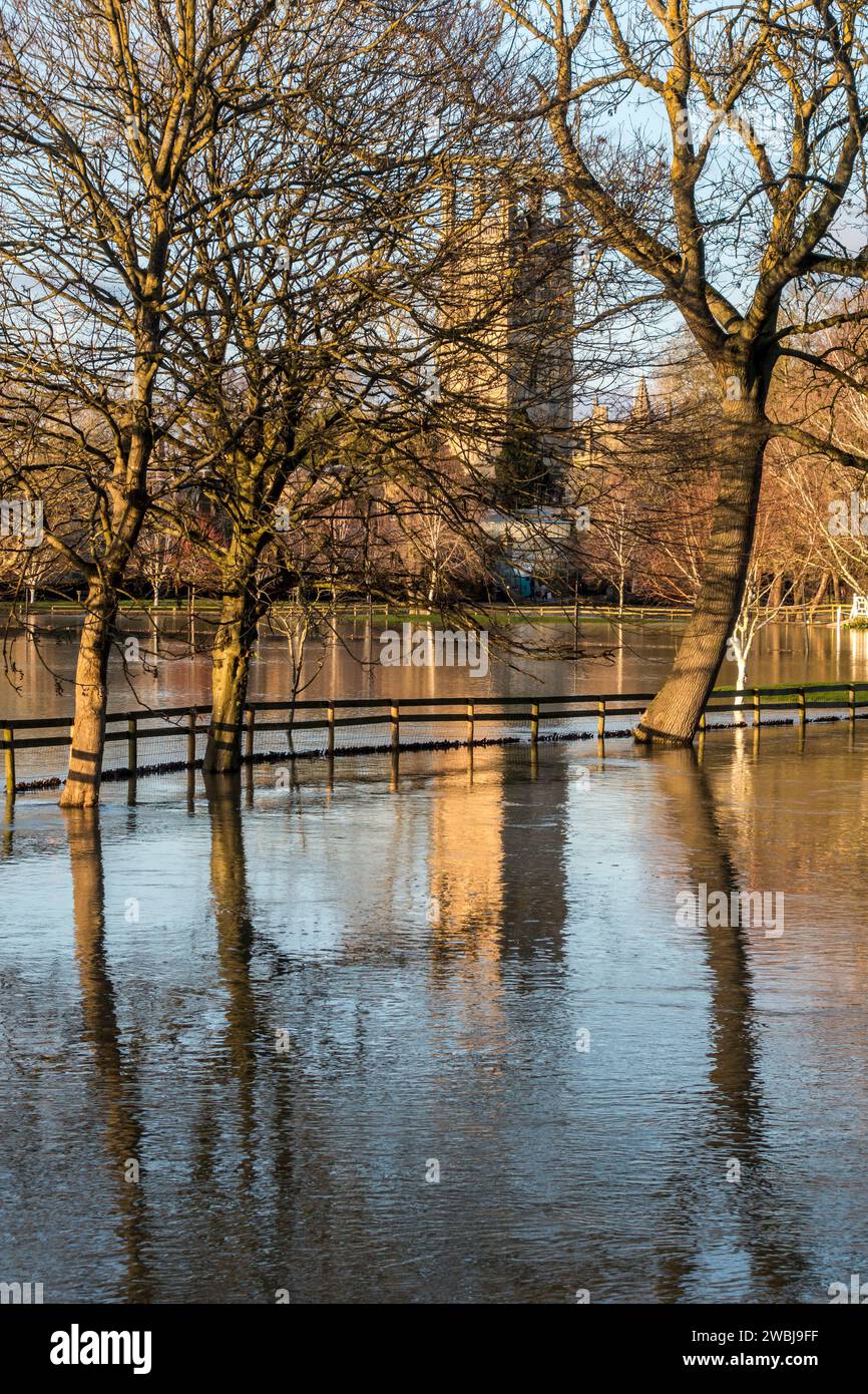 Inondazioni a Oxford, Regno Unito. Una vista della Magdalen Tower si riflette nelle acque ...