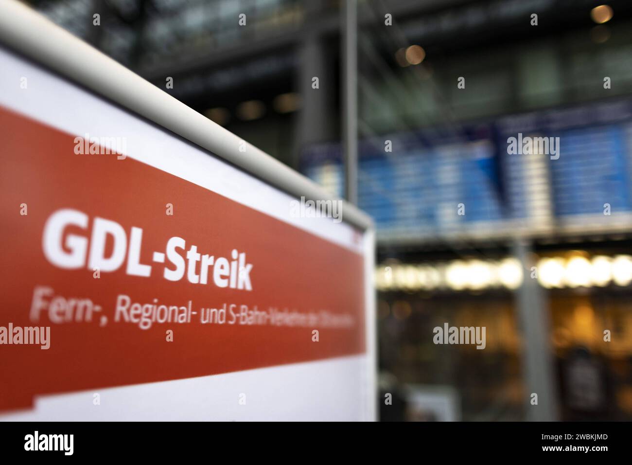 Auf einem Schild am Berliner Hauptbahnhof wird auf den Bahn Streik der GDL hingewiesen. Heute ...
