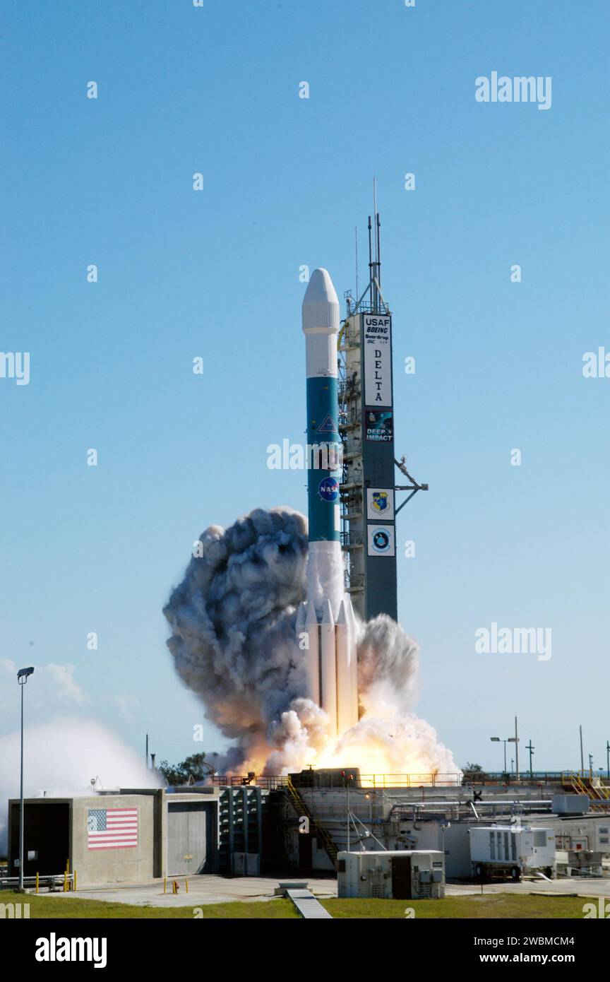 KENNEDY SPACE CENTER, FLA. - Eruttando dalle fiamme e dal fumo sotto di ...