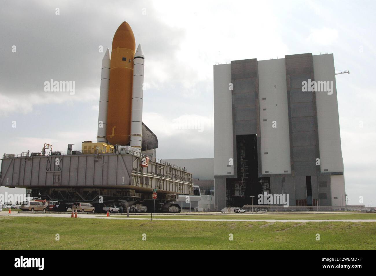 KENNEDY SPACE CENTER, FLA. - Space Shuttle Discovery, in cima a una ...