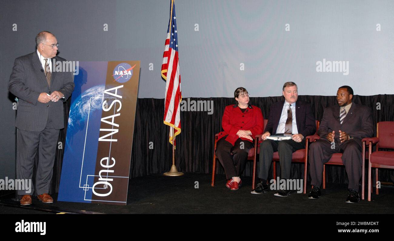 KENNEDY SPACE CENTER, FLA. - Il vice amministratore della NASA Fred ...