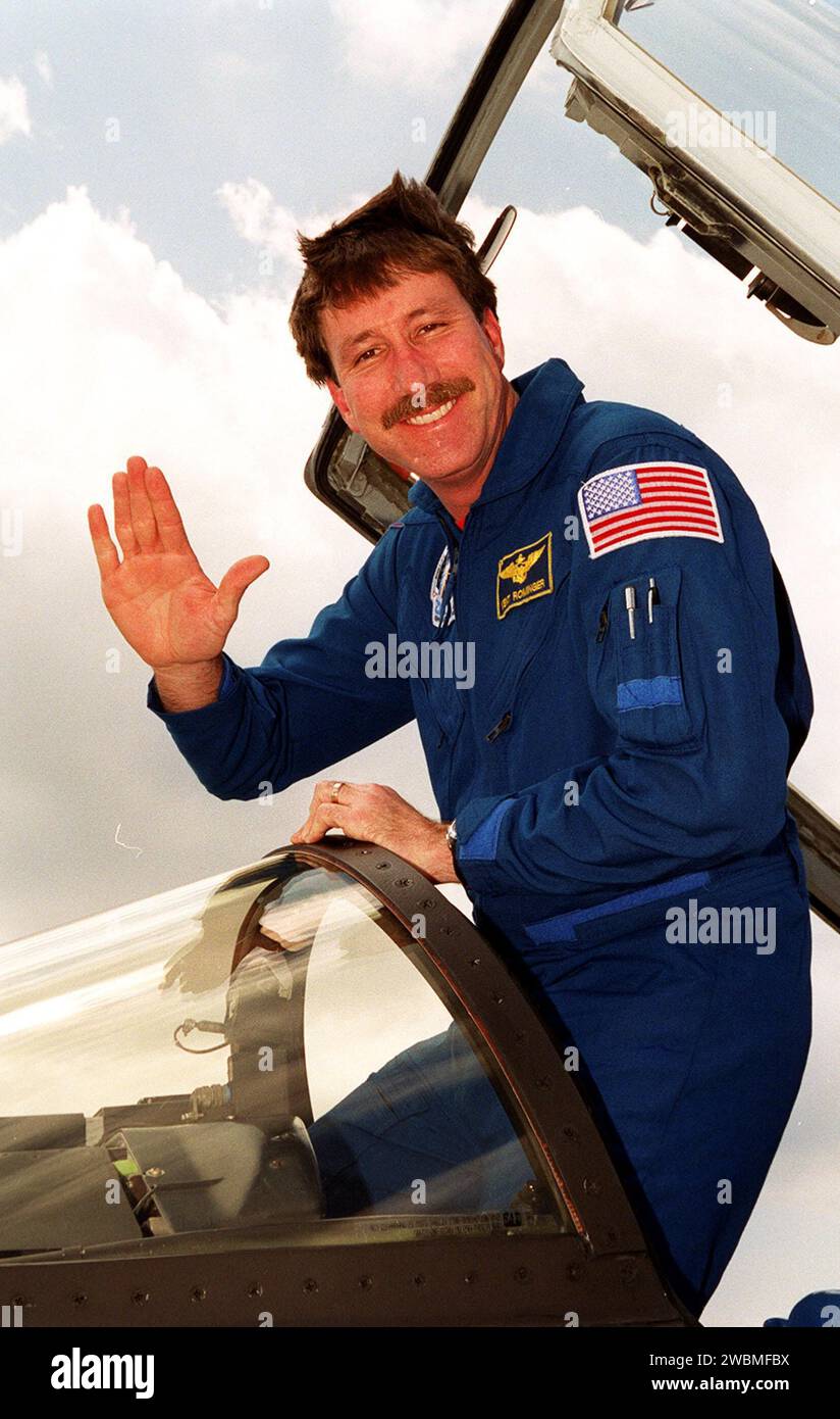 Il comandante della STS-100 Kent V. Rominger salpa dal velivolo a ...