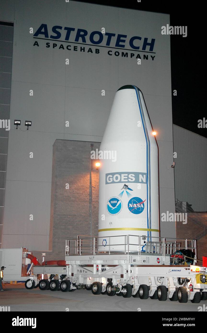 KENNEDY SPACE CENTER, FLA. - Seduto sulla cima del suo trasportatore ...