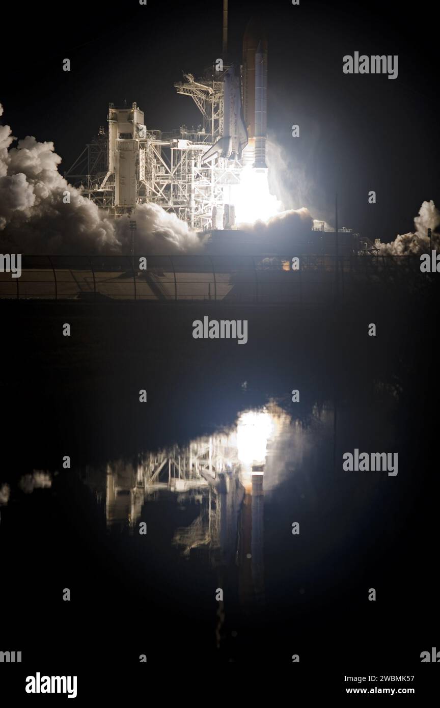 CAPE CANAVERAL, Ban. - Sorgendo su una colonna di fuoco, lo Space ...