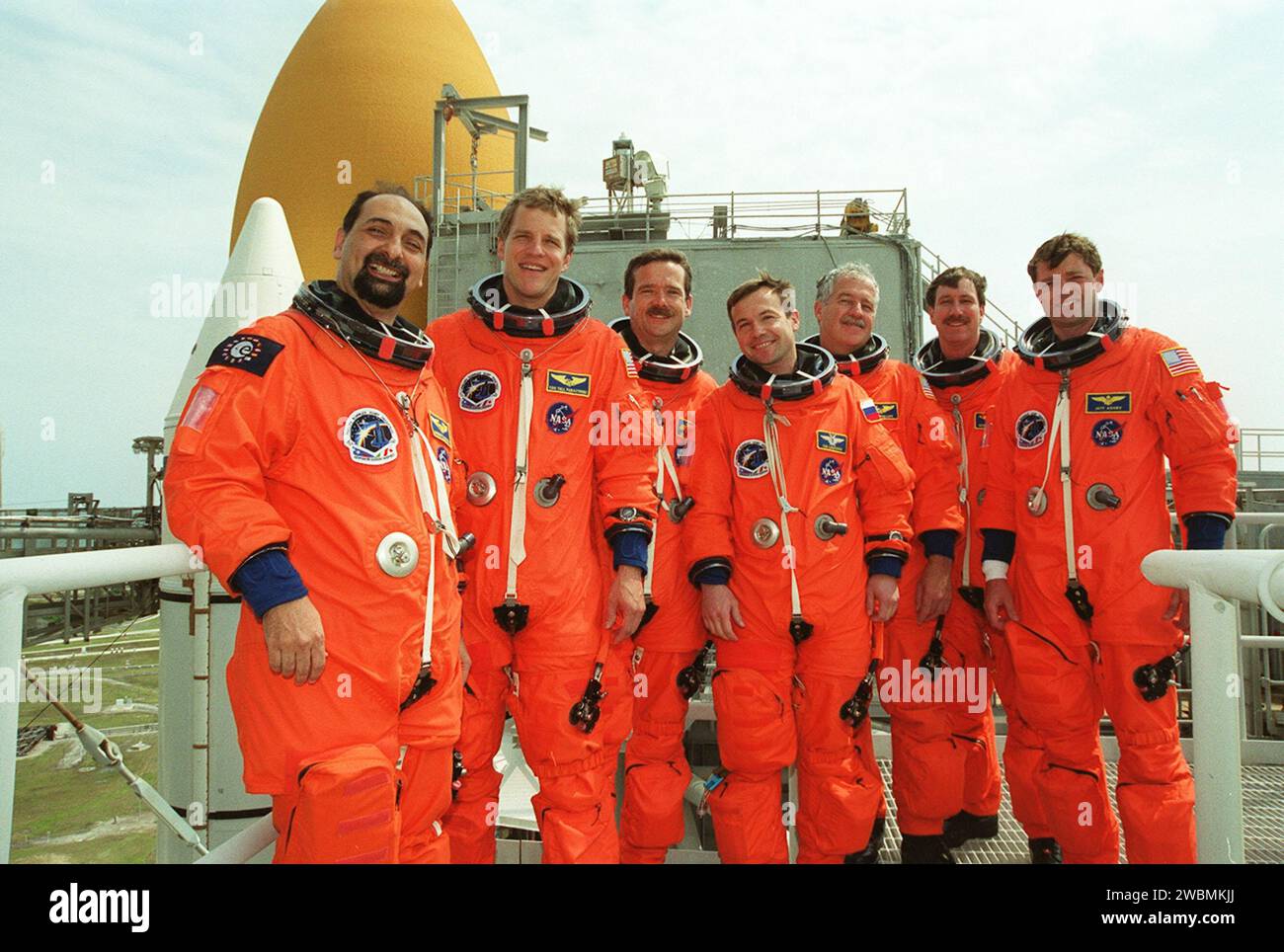 KENNEDY SPACE CENTER, FLA. -- l'equipaggio della STS-100 posa per una ...