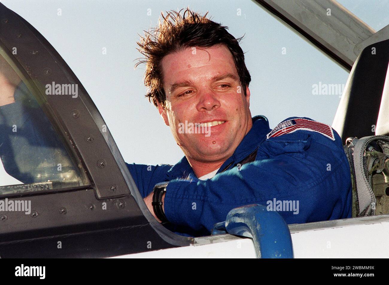 Il comandante della STS-99 Kevin Kregel arriva alla Shuttle Landing Facility del KSC a bordo di ...
