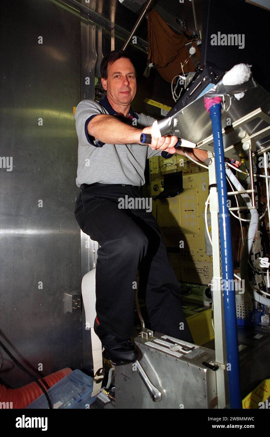 KENNEDY SPACE CENTER, BAN. -- STS-107 Payload Specialist Ilan Ramon, di ...