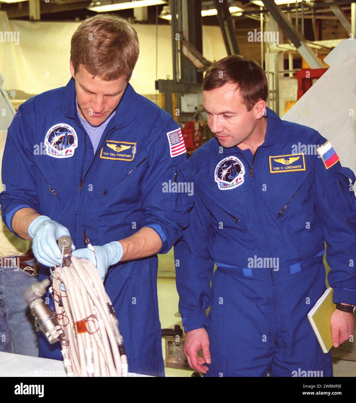 Gli specialisti missione STS-100 Scott Parazynski (a sinistra) e Yuri ...