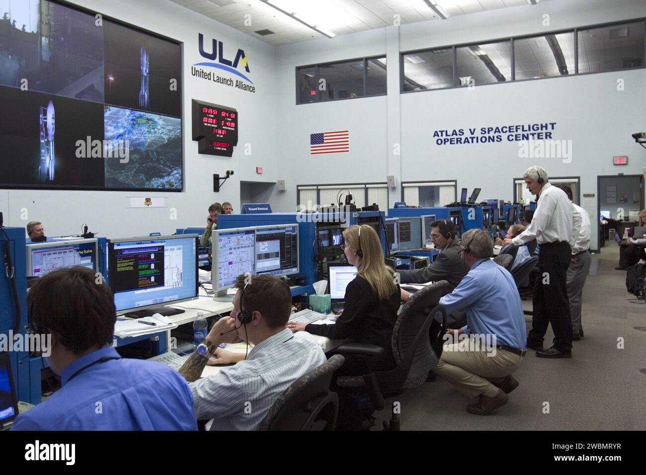 CAPE CANAVERAL - i controller di lancio supervisionano il conto alla ...