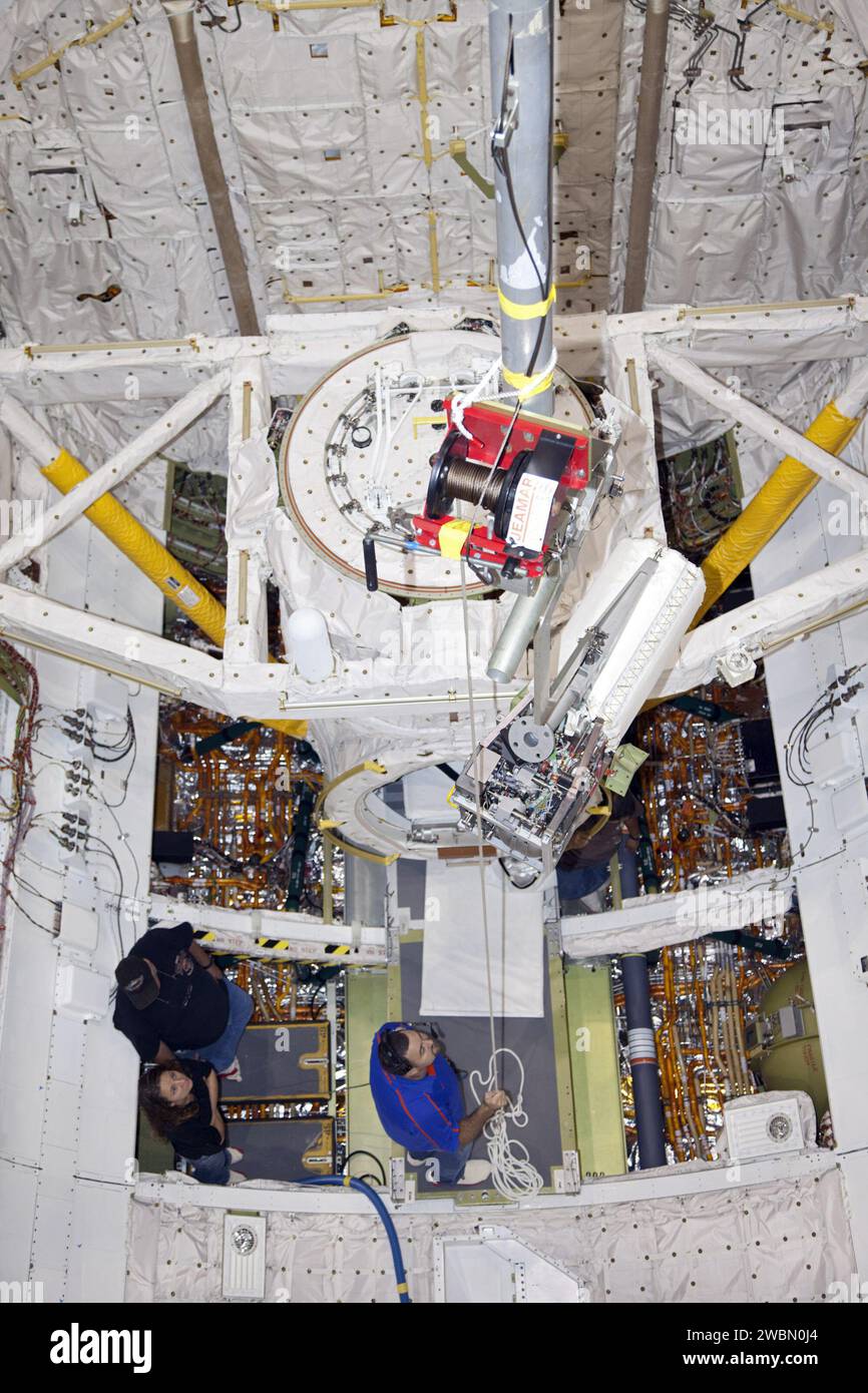 CAPE CANAVERAL, Ban. -- all'interno dell'Orbiter Processing Facility-1 ...