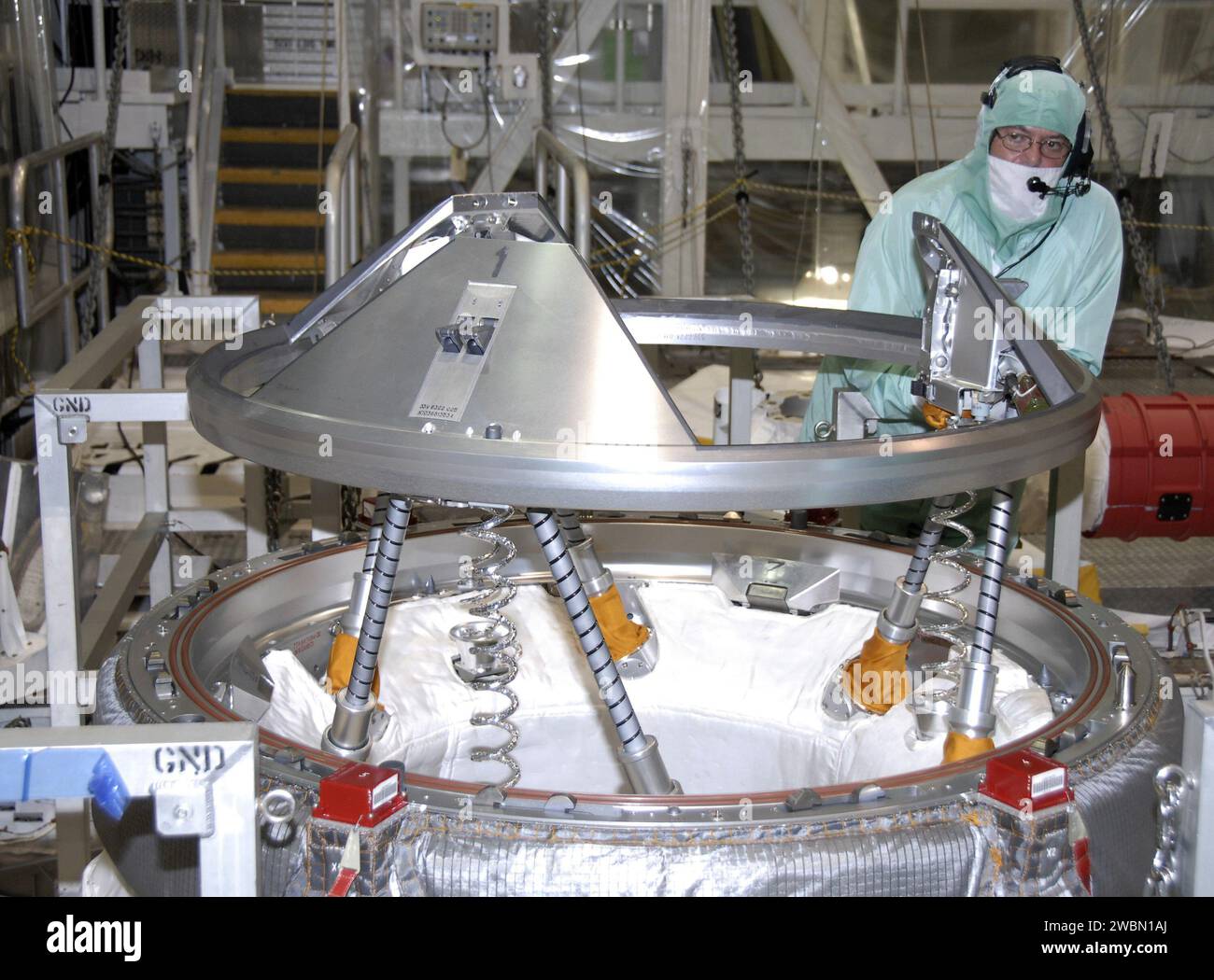 CAPE CANAVERAL, Ban. – Nell'Orbiter Processing Facility 1 del Kennedy Space Center della NASA, i ...