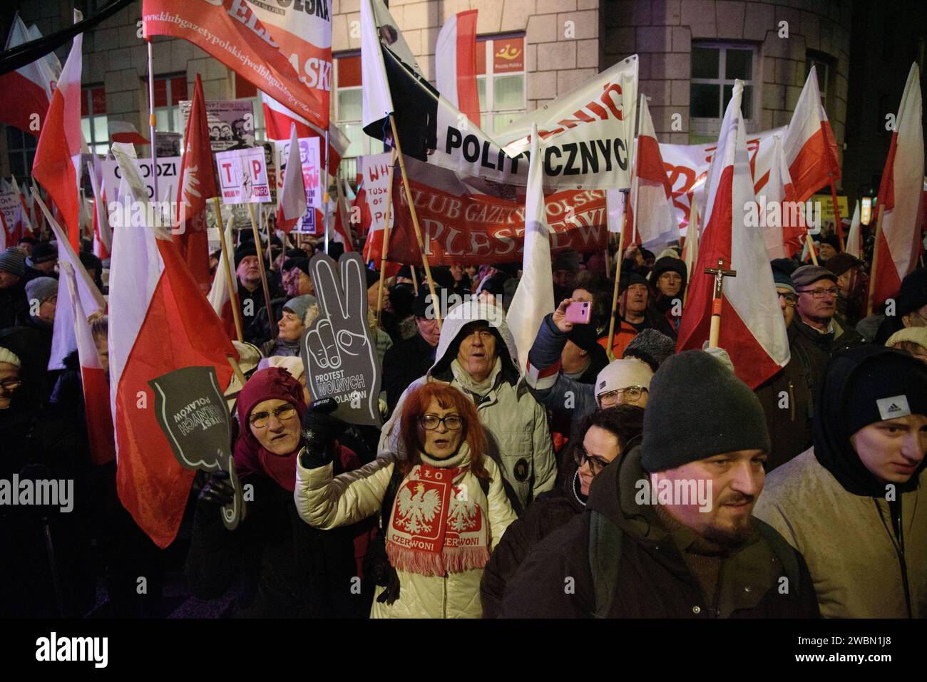Protesta anti-governativa a Varsavia. La gente sventola le bandiere ...
