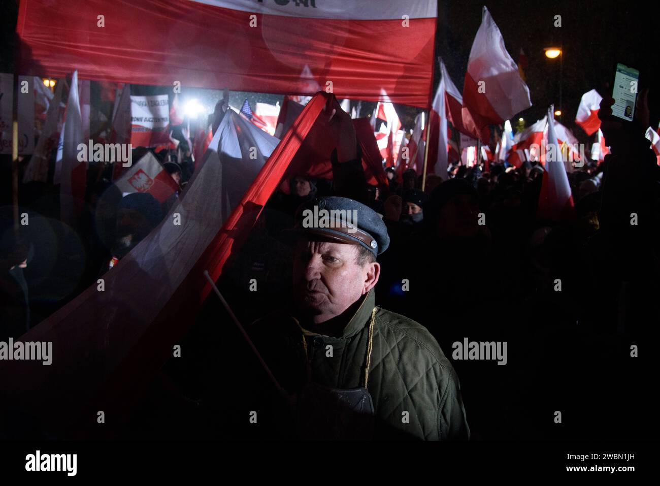 Protesta anti-governativa a Varsavia. La gente sventola le bandiere ...