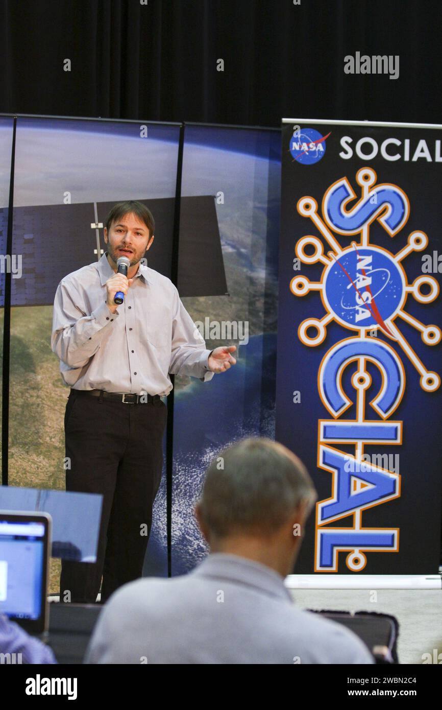 VANDENBERG AFB, California John Yembrick, responsabile dei social media della NASA, parla ai ...