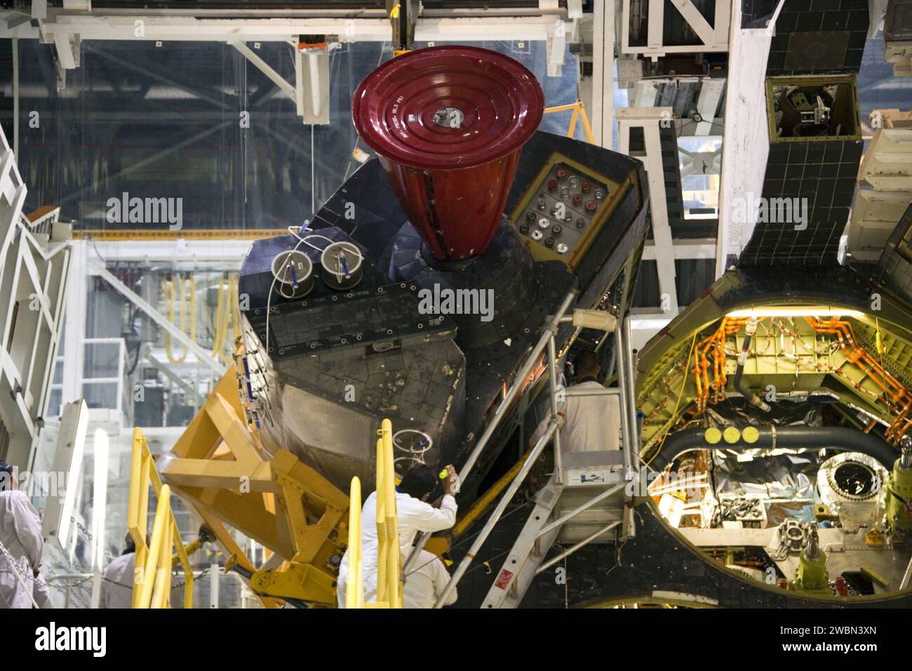 CAPE CANAVERAL, Ban. -- all'interno dell'Orbiter Processing Facility-2 ...