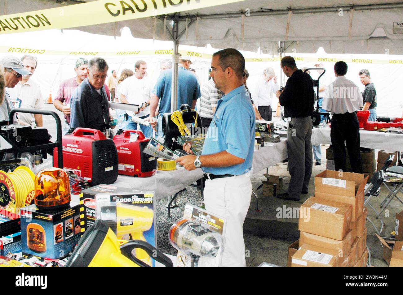 KENNEDY SPACE CENTER, FLA. - All'interno di una tenda, i dipendenti del ...