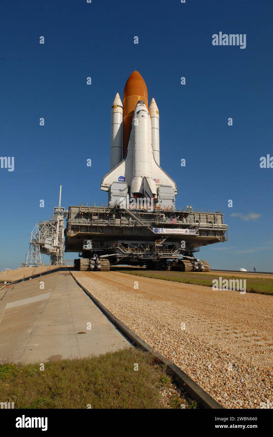 CAPE CANAVERAL, Ban. Lo Space Shuttle Discovery, in cima alla ...