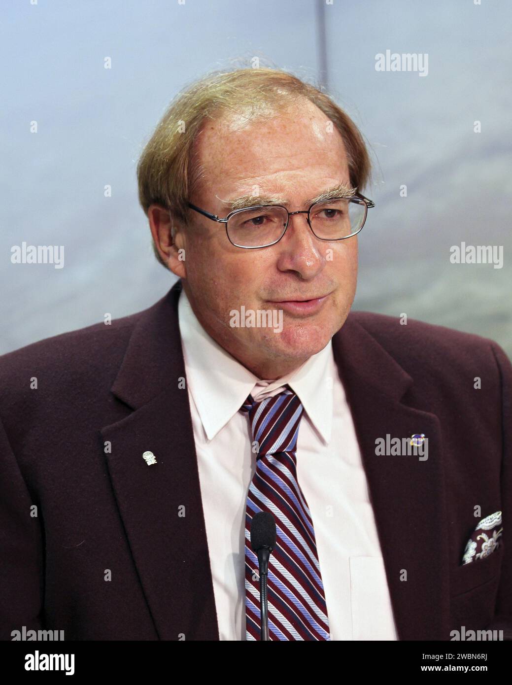 VANDENBERG AFB, California George Diller della NASA Public Affairs ha ...