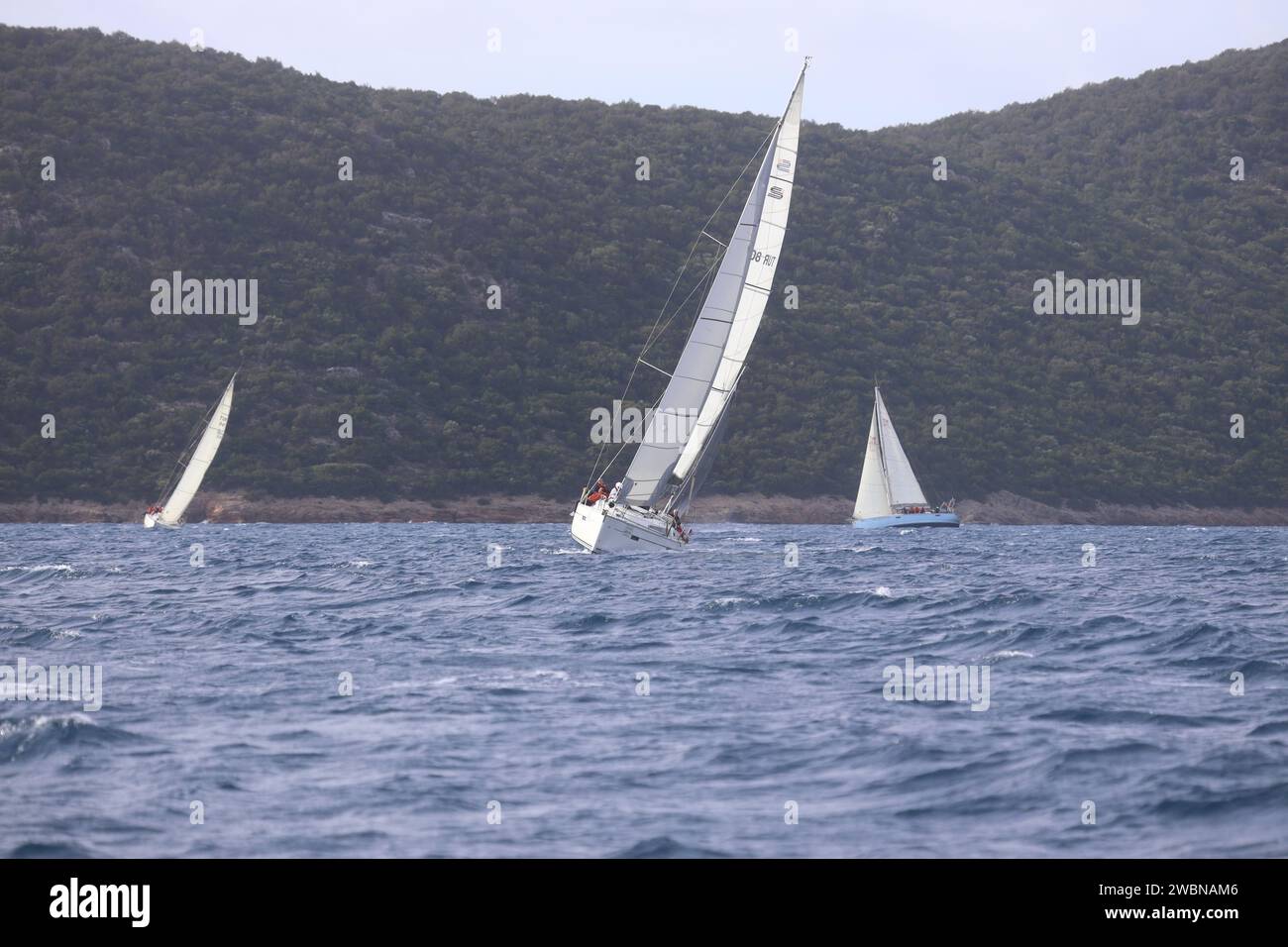 Bodrum, Turchia. 3 dicembre 2023: Le barche a vela navigano con il ...