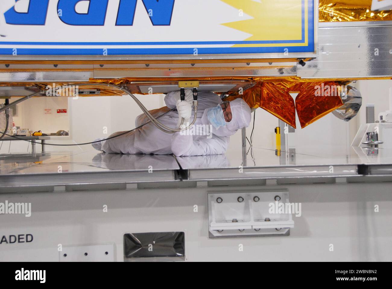 In una camera bianca all'interno dell'Astrotech Payload Processing ...