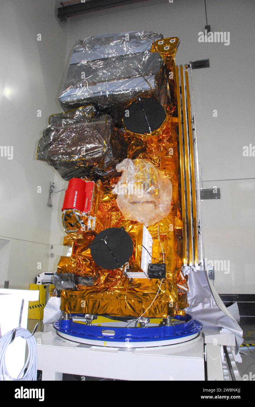 In una camera bianca all'interno dell'Astrotech Payload Processing Facility presso la Vandenberg ...