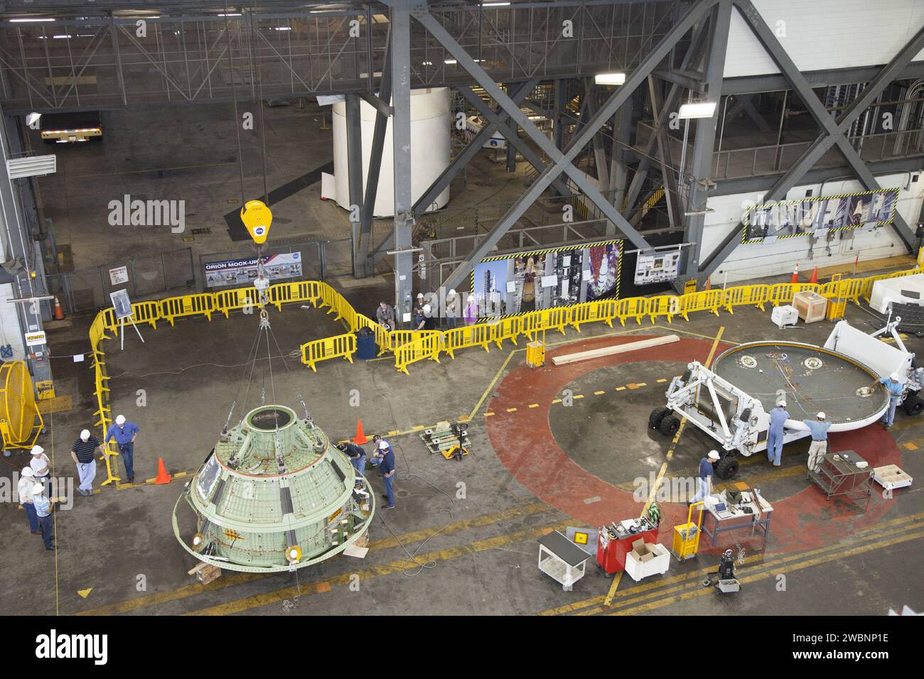 CAPE CANAVERAL, Ban. – All’interno del Vehicle Assembly Building presso ...