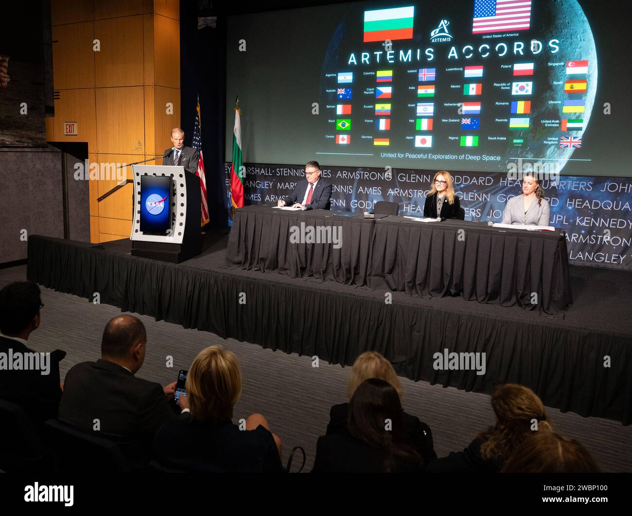 L'Amministratore della NASA Bill Nelson, a sinistra, esprime ...